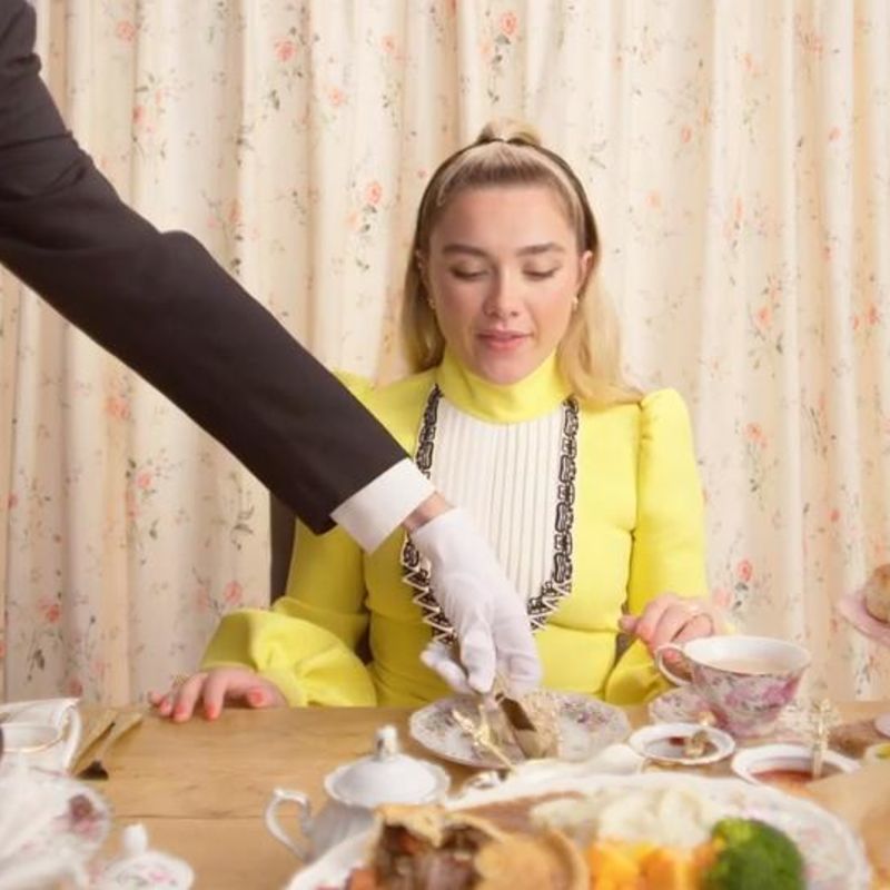 Florence Pugh esce con gli stivali spaiati. Così interpreta il classico ...