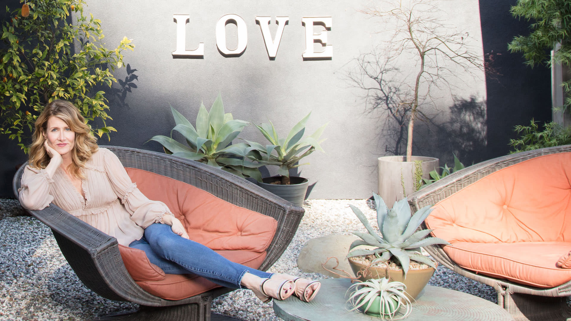 Watch Inside Laura Dern’s Rustic Los Angeles Home | Celebrity Living ...