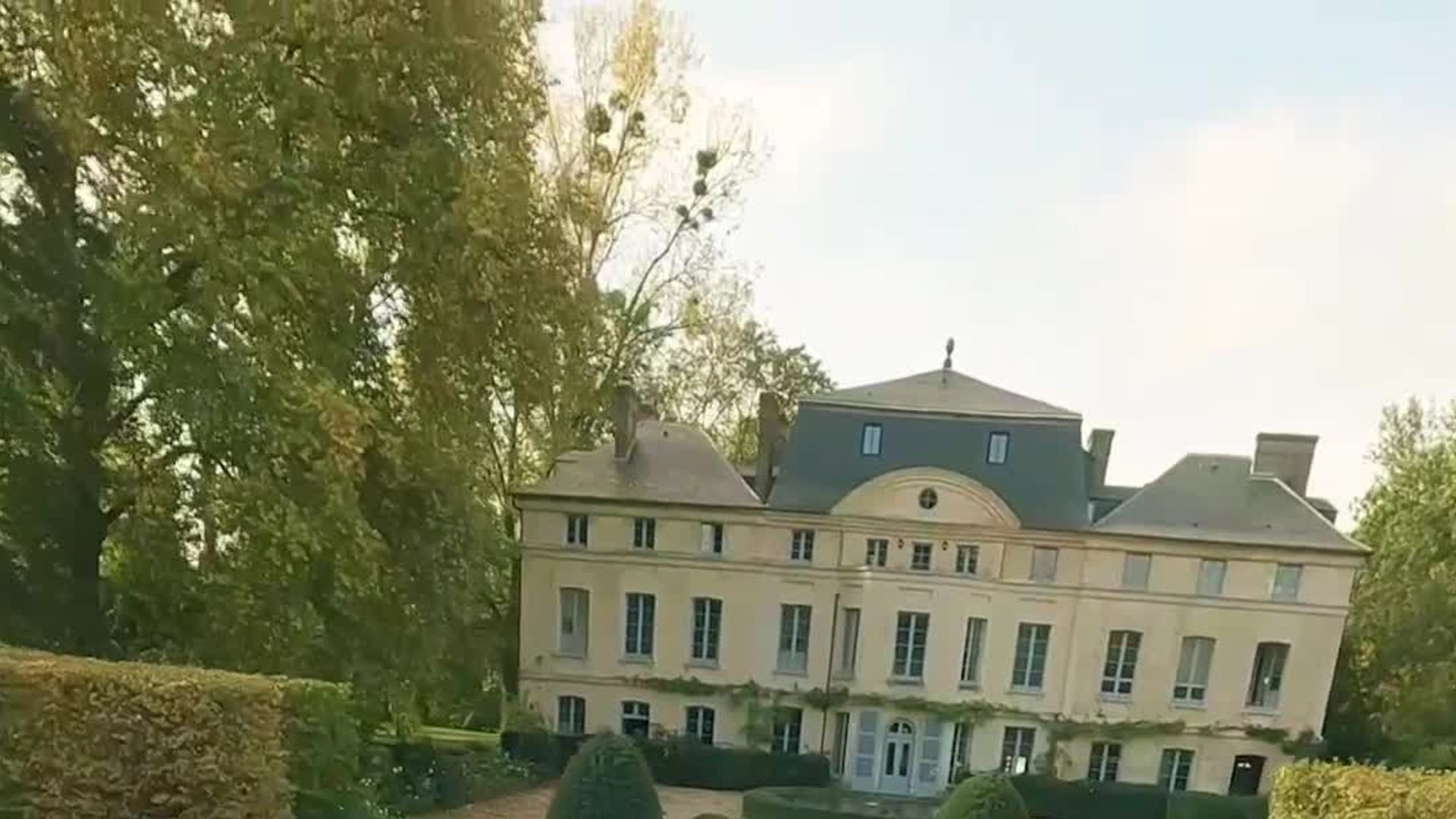 Watch Au Domaine de Primard, la vie de château aux portes de Paris | AD ...