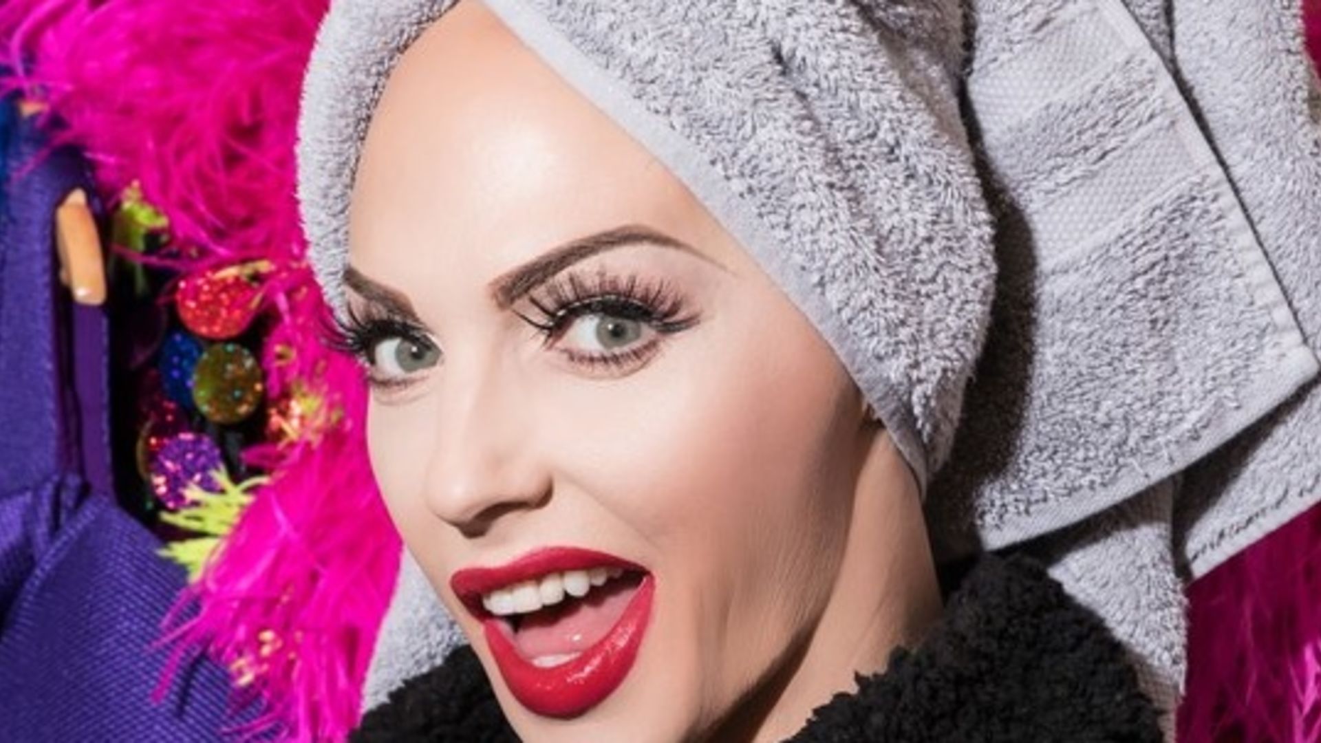 Watch ANDAR POR CASA de la drag queen Alyssa Edwards | De Puertas ...