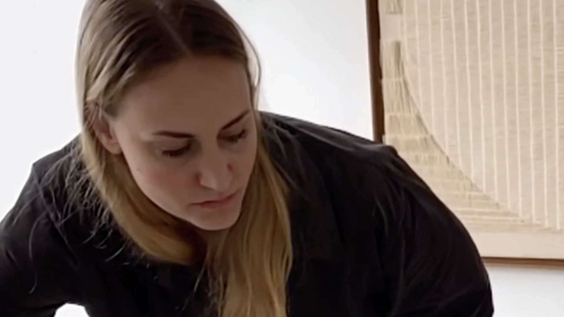 Watch SOPHIE ROWLEY nos explica cómo diseña sus tejidos en su estudio ...