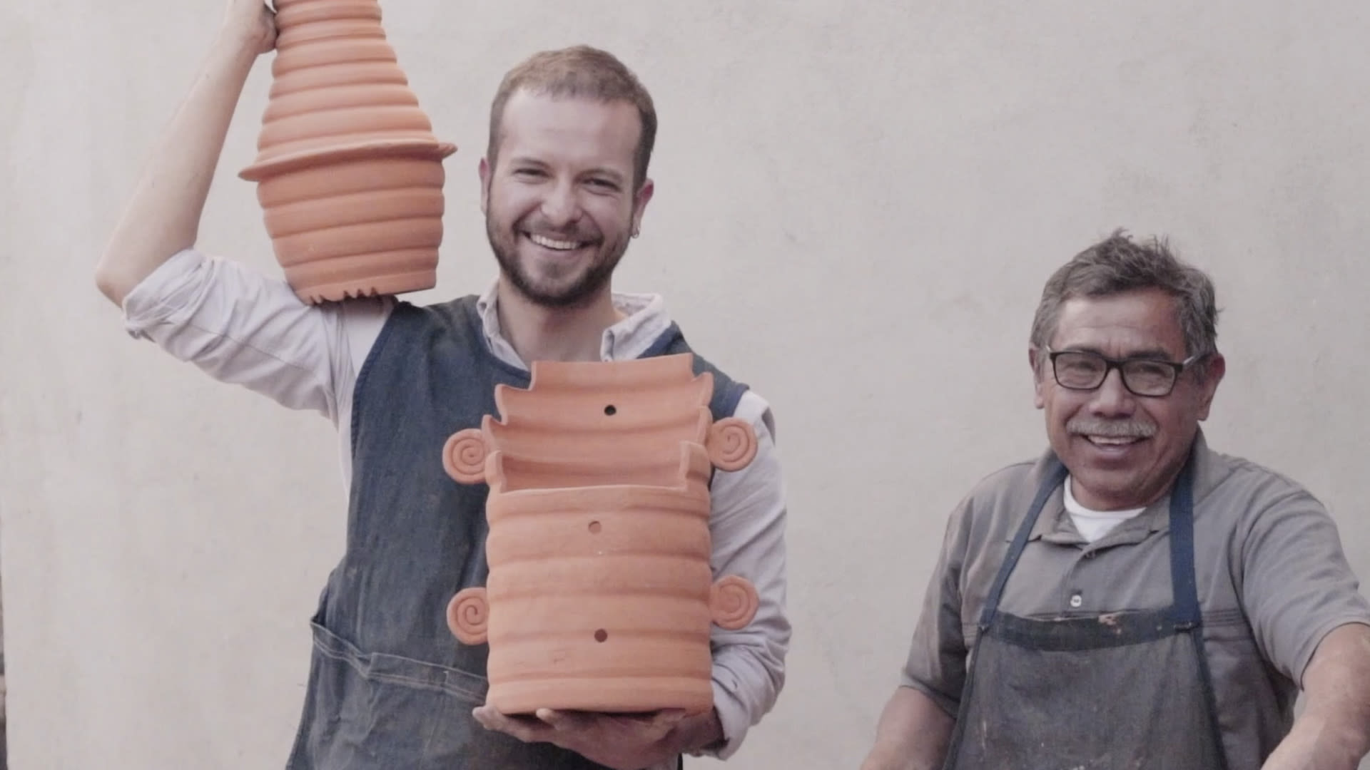 Watch Nos adentramos en la artesanía emocional de Daniel Valero ...