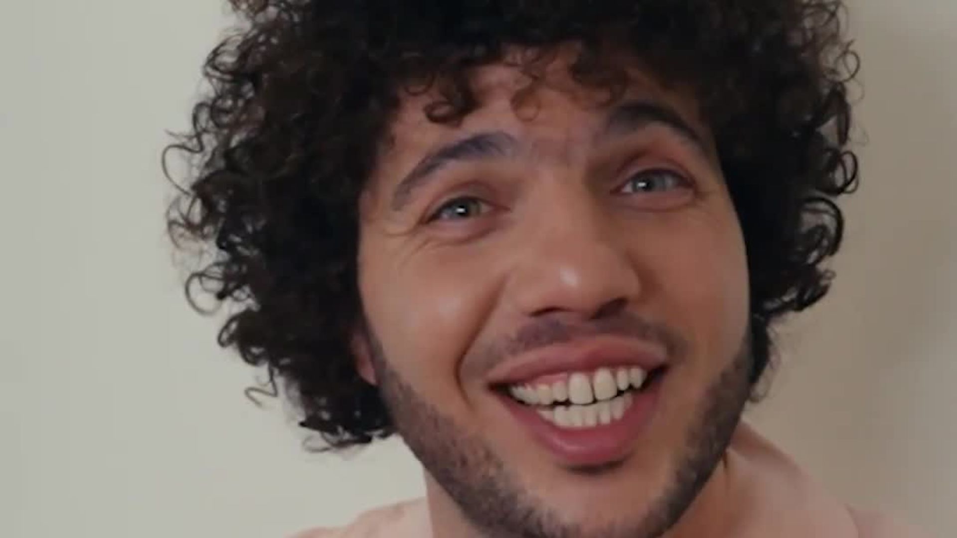 Watch Benny Blanco nos enseña las piezas de arte de su casa ...