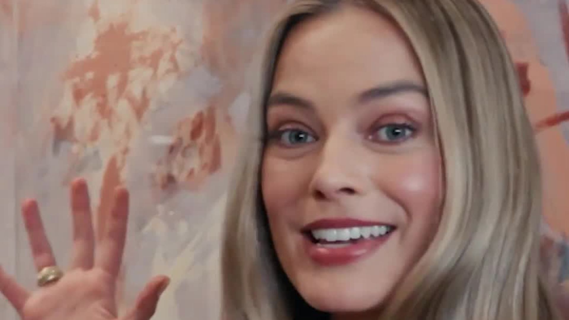 Watch Margot Robbie nos enseña sus espectaculares oficinas ...