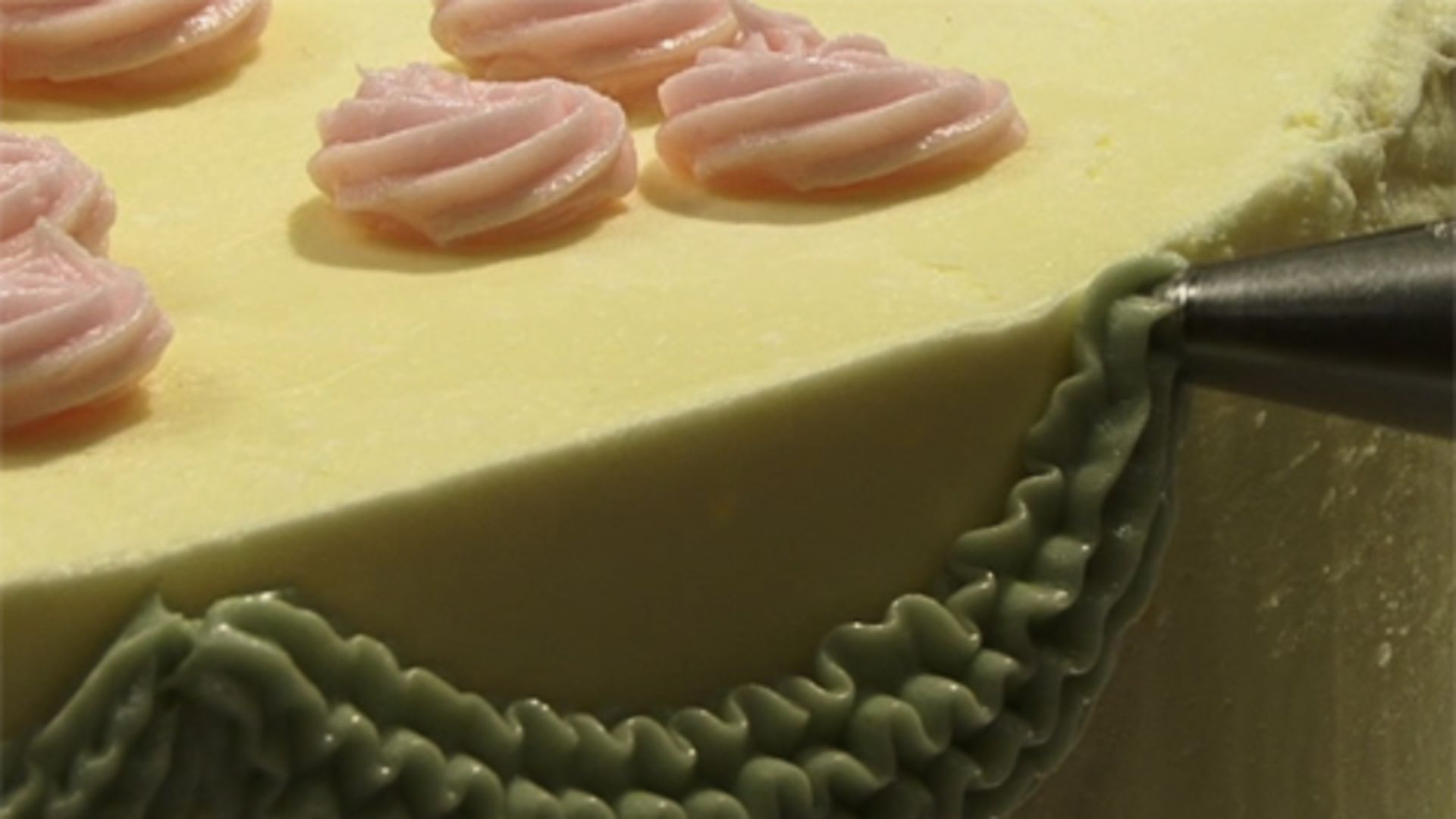 Watch Cake Decorating 101: How to Make Garlands | Epicurious Essentials ...