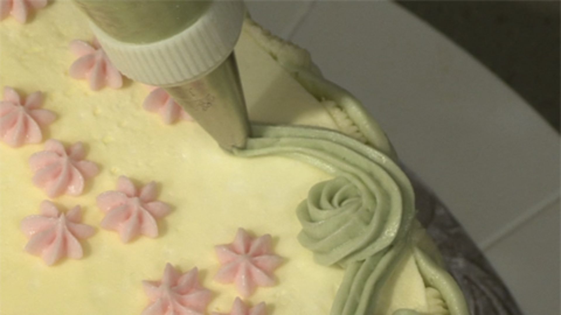 Watch Cake Decorating 101: How to Make a Reverse Shell Border ...