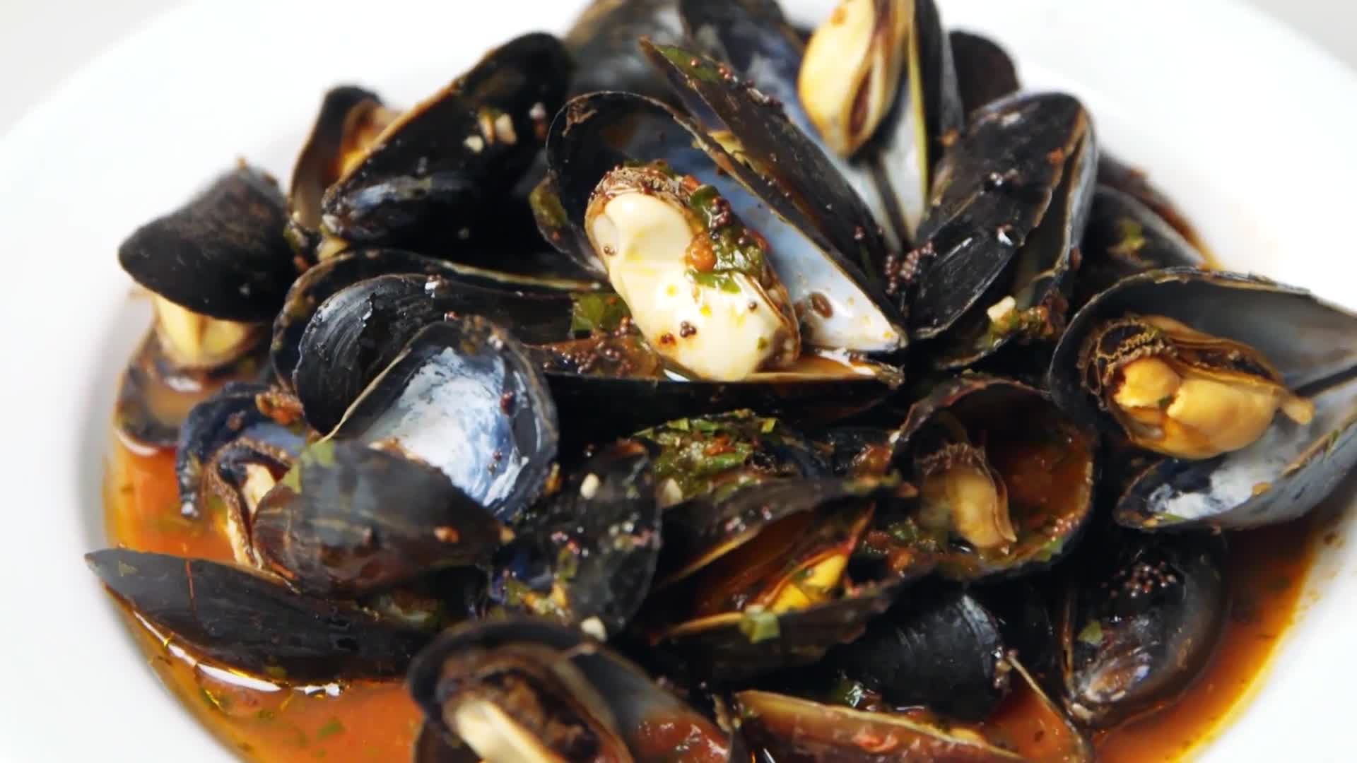 Watch The Easiest Weeknight Indian Curried Mussels | Epicurious