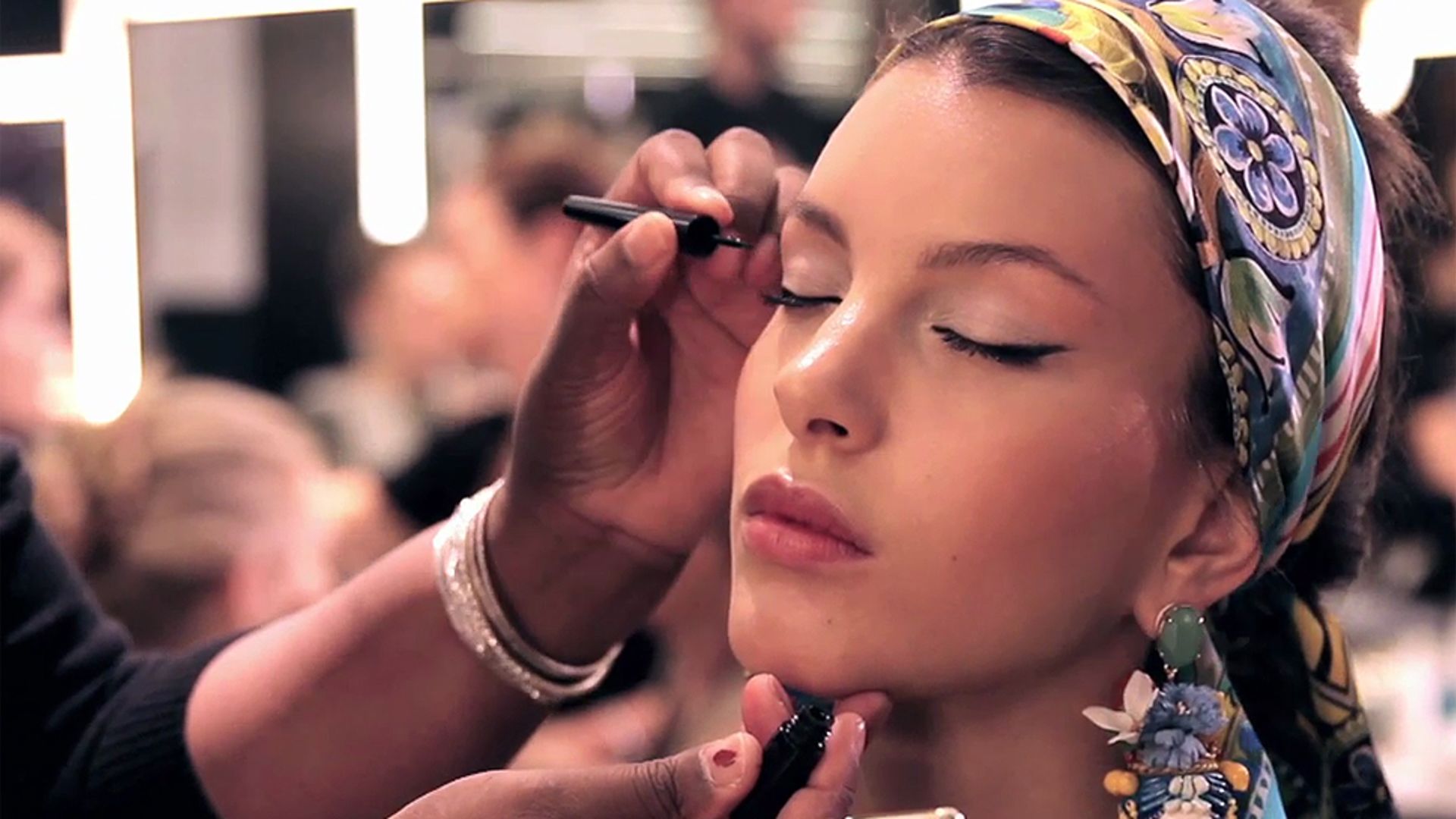 Watch Look de verano: piel bronce y eyeliner italiano