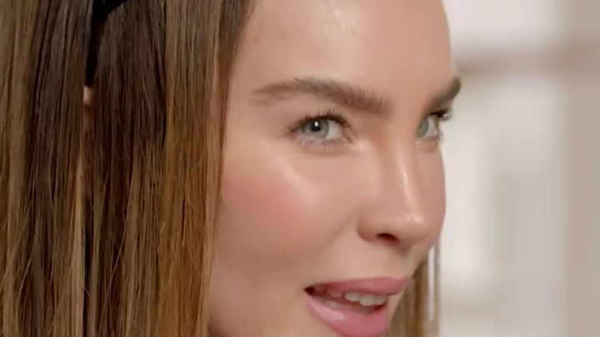 Watch Belinda: su truco con el bálsamo labial para un efecto brillante ...