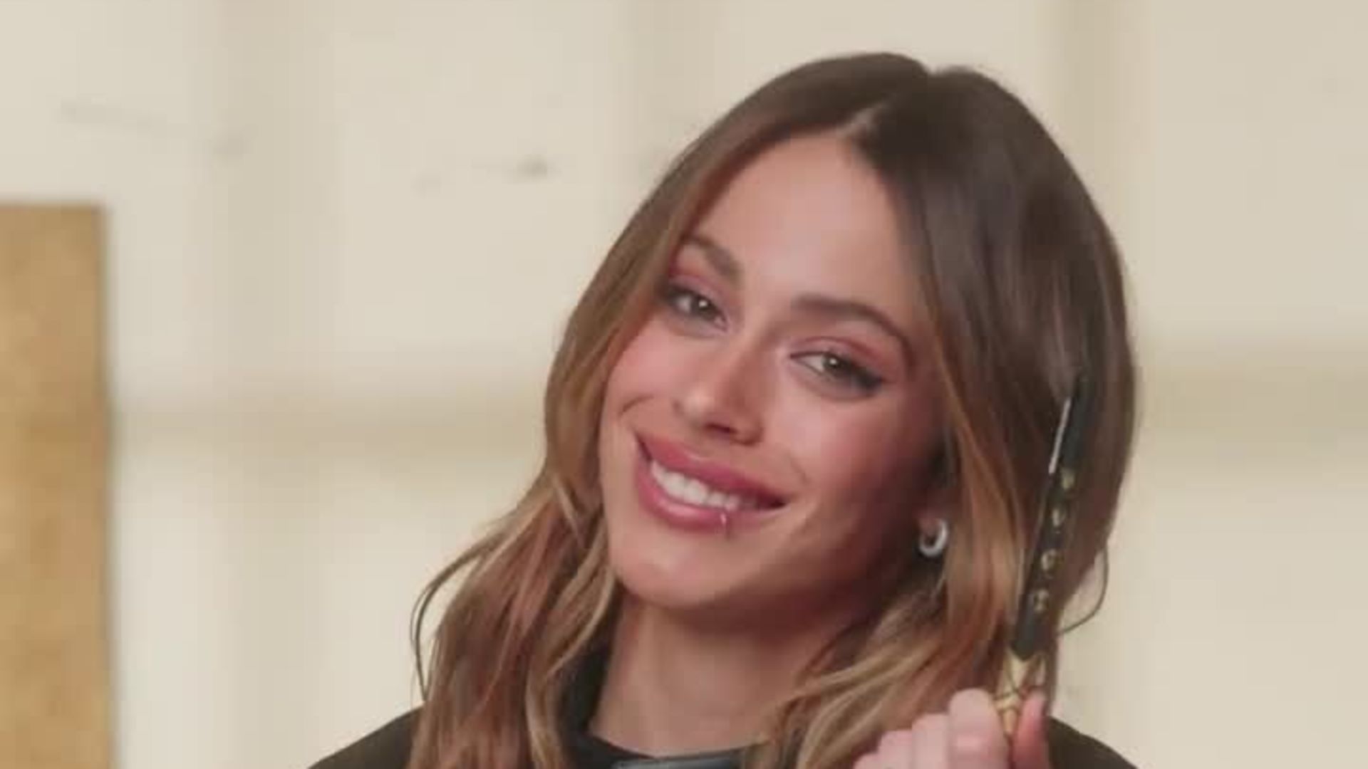 Watch Tini y su famoso eyeliner