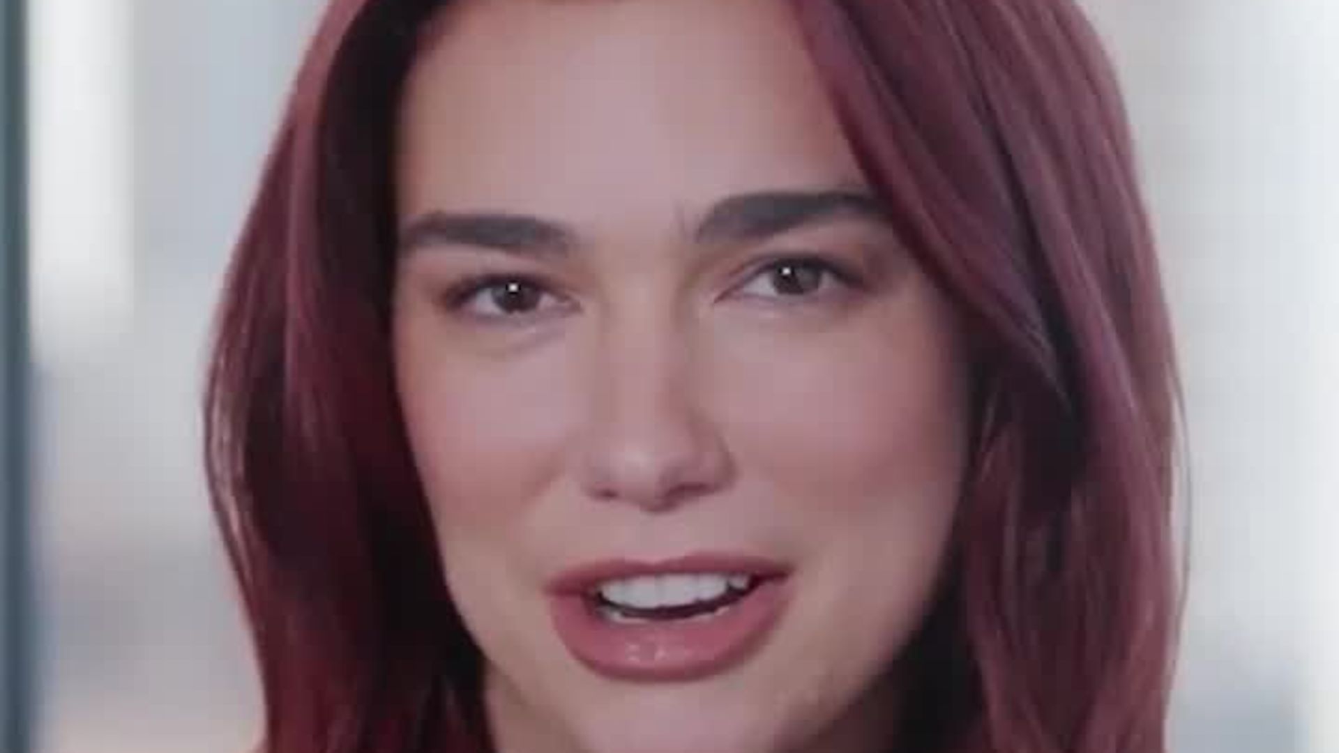 Watch Dua Lipa: Ama la tendencia overlip?