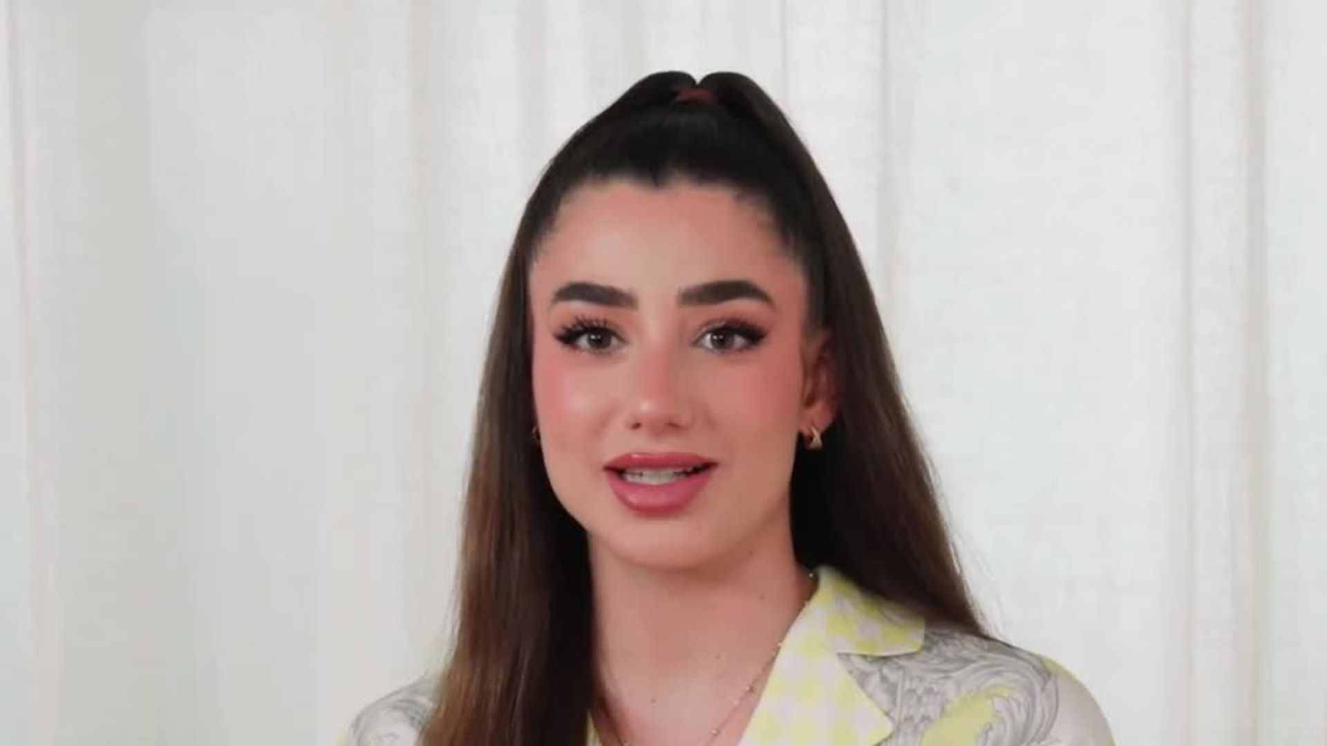 Watch Lola Lolita nos enseña su máscara de pestañas favorita