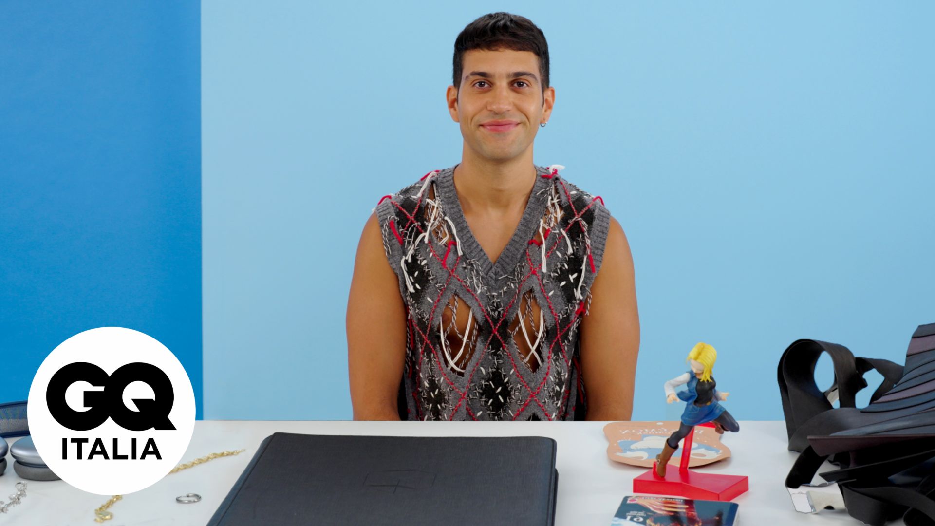 Watch Mahmood rivela quali sono gli oggetti di cui non può fare a meno ...