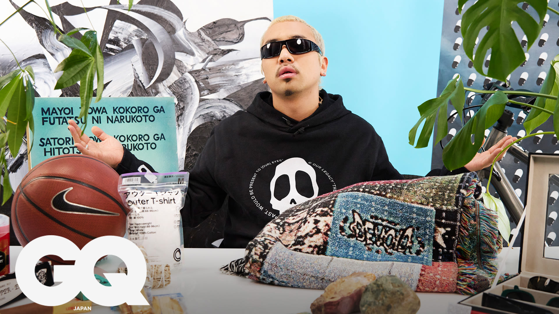 Watch kZmの人生に欠かせない10のアイテム | 10 Essentials | GQ JAPAN | 10 Essentials ...