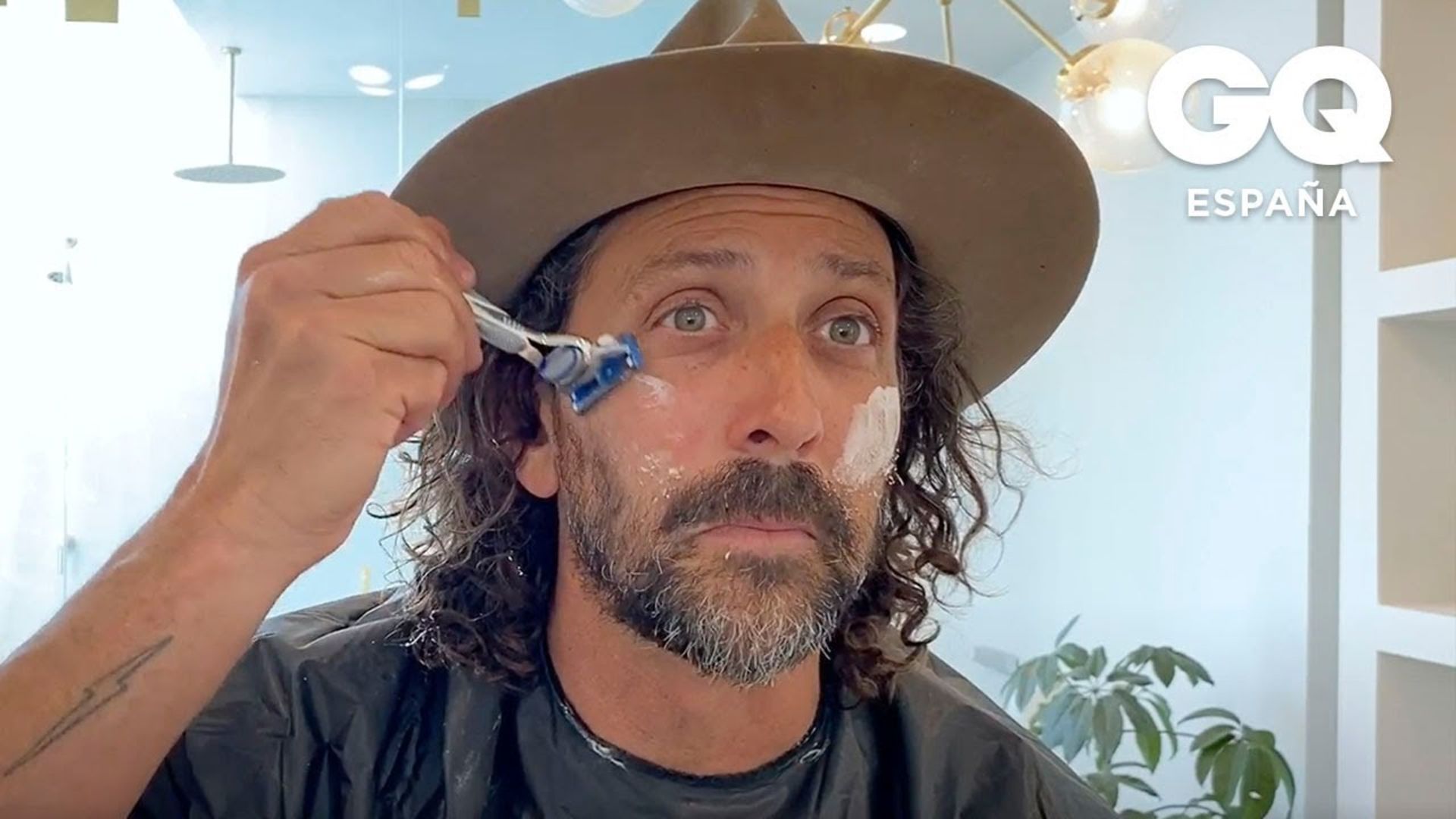 Watch Tutorial GQ: cómo afeitar la barba para tener la línea de ...