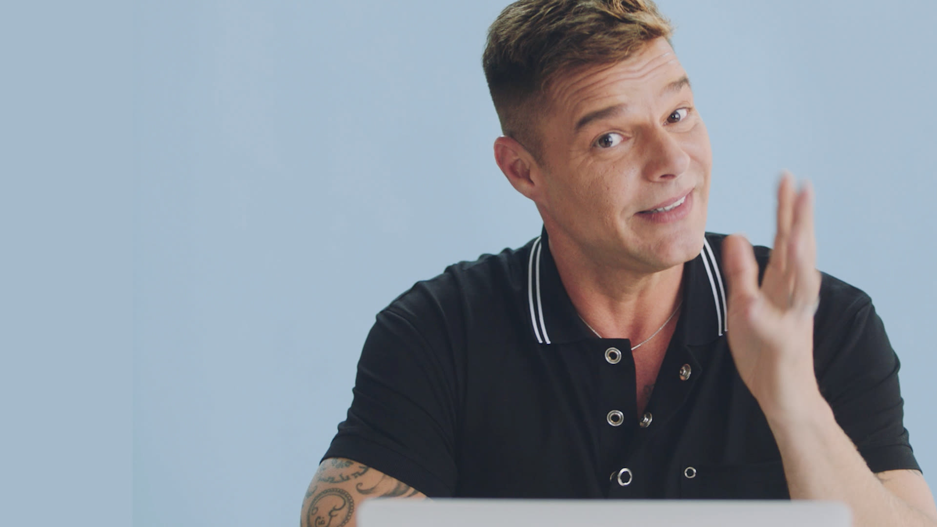 Watch Ricky Martin se infiltra en Twitter, Reddit, Quora y Facebook ...