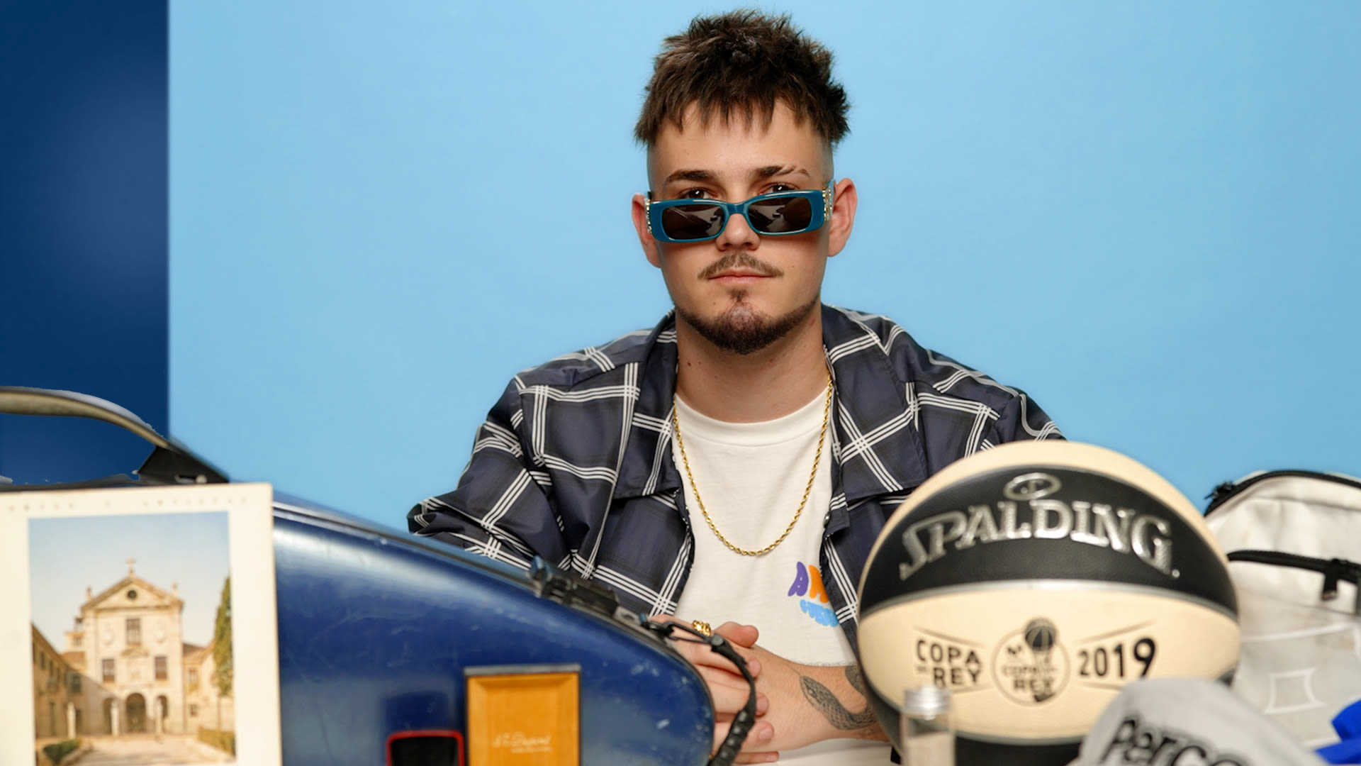 Watch Bnet: 10 cosas de las que no puede separarse | 10 Esenciales | GQ ...