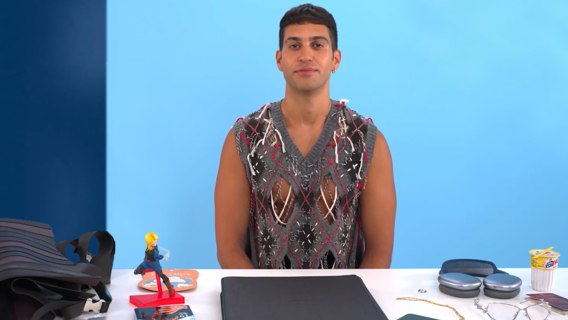 Watch Mahmood: 10 objetos sin los que no puede vivir | 10 Esenciales ...