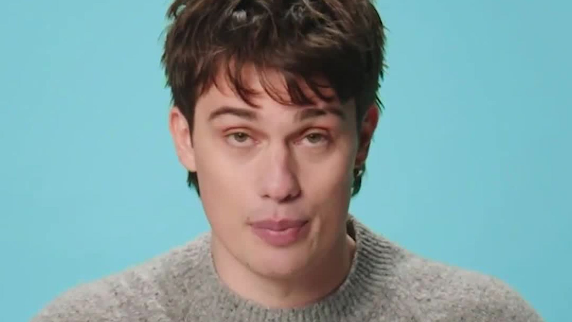 Watch Nicholas Galitzine: así preparaba las escenas con beso con Anne ...