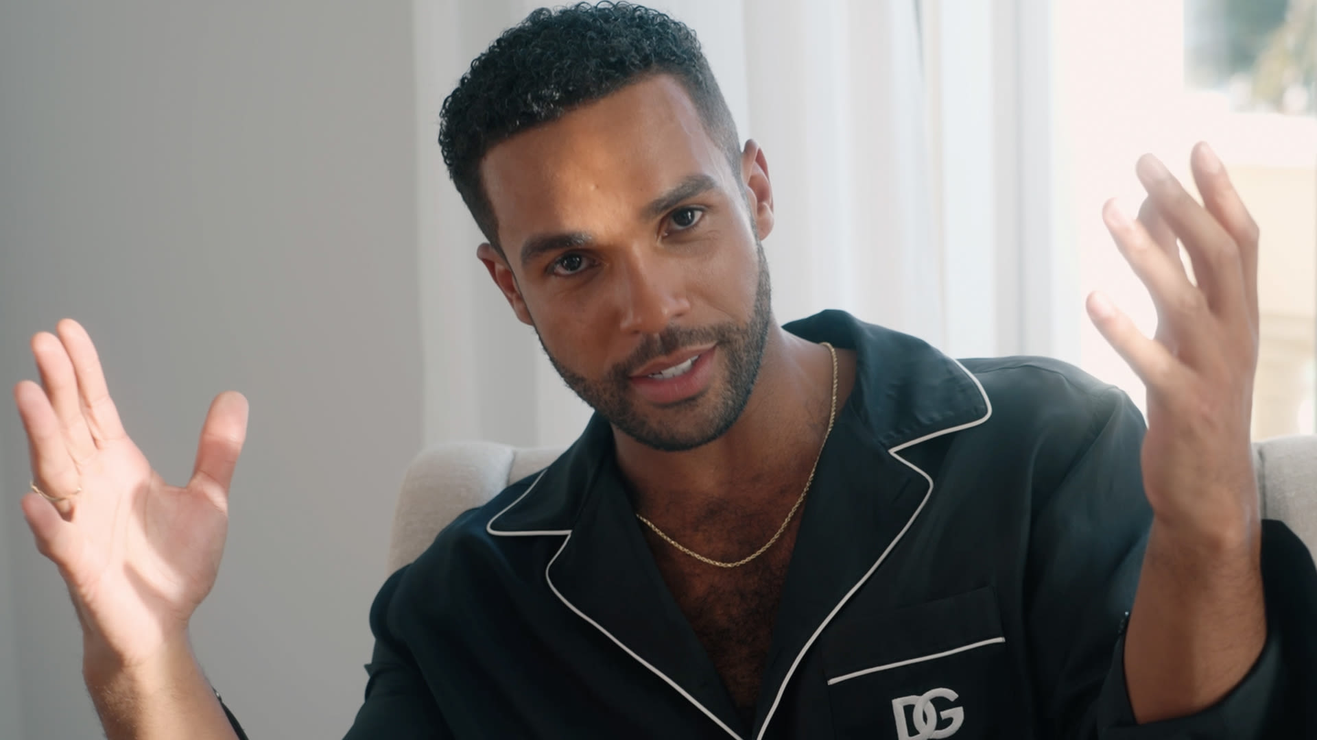 Watch Lucien Laviscount: 10 minutos con el actor de 'Emily in Paris' en ...
