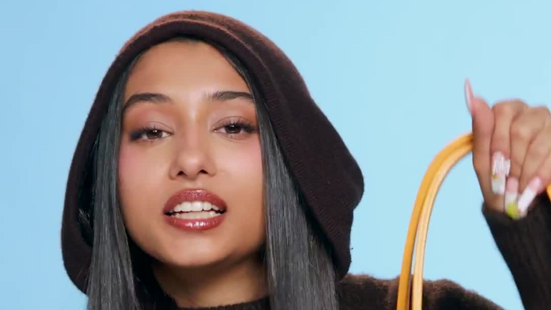 Watch Bb trickz nos enseña su bolso favorito | GQ España