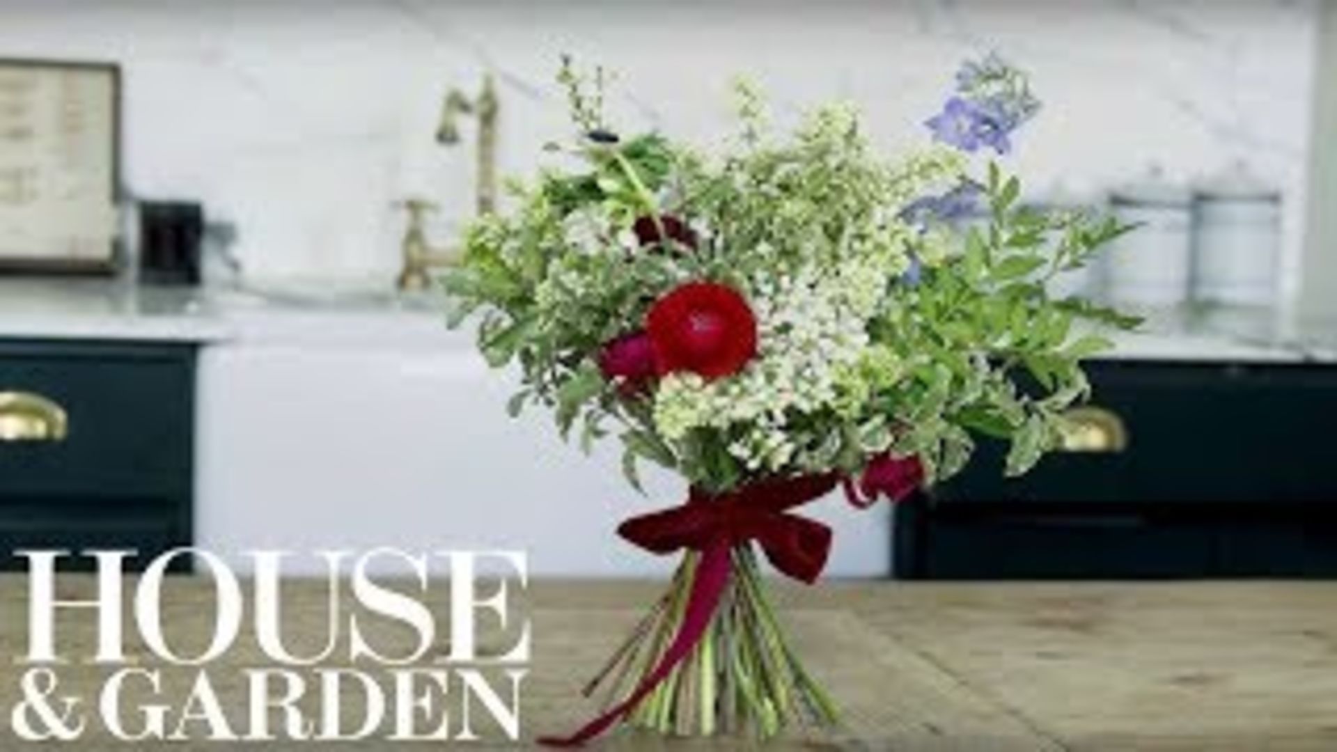 Watch Willow Crossley's hand-tied posy | House & Garden