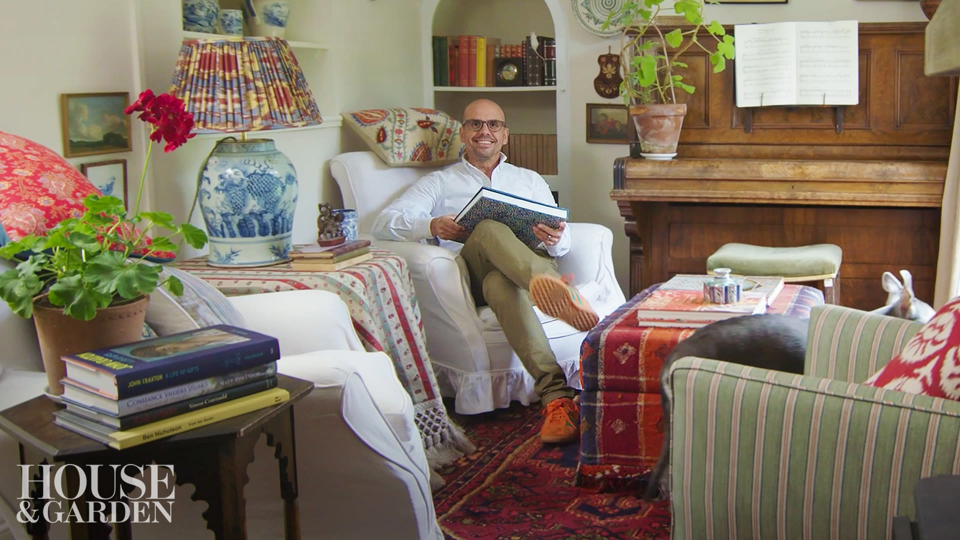 Watch Inside Carlos Garcia’s charming 17th-century English country ...