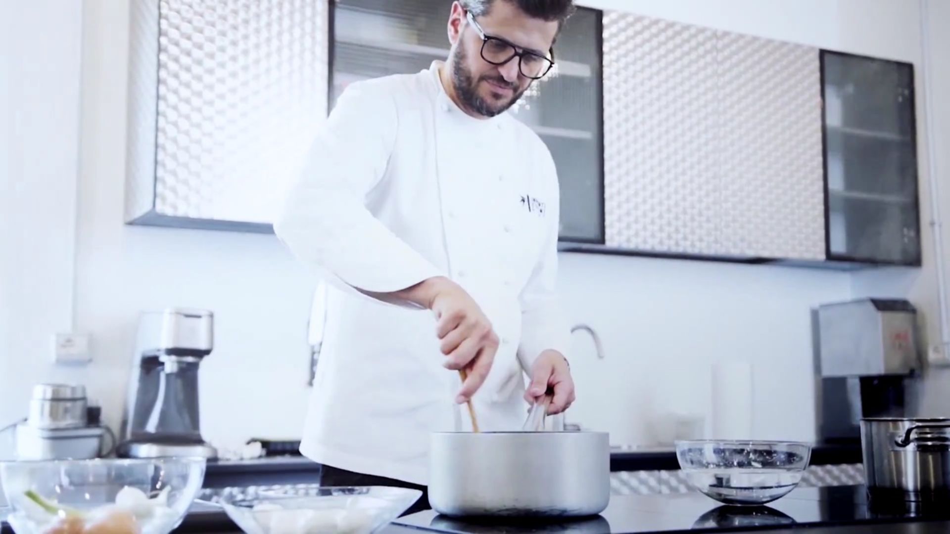Watch Sfidiamo uno chef stellato a realizzare una cena gourmet con un ...