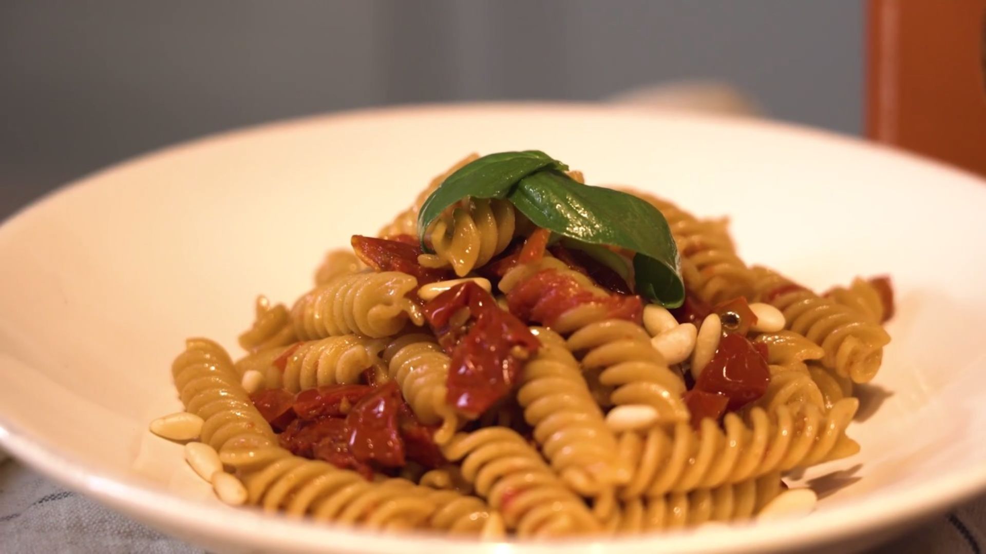 Watch Fusilli al pesto di pomodorini secchi con basilico fresco e ...