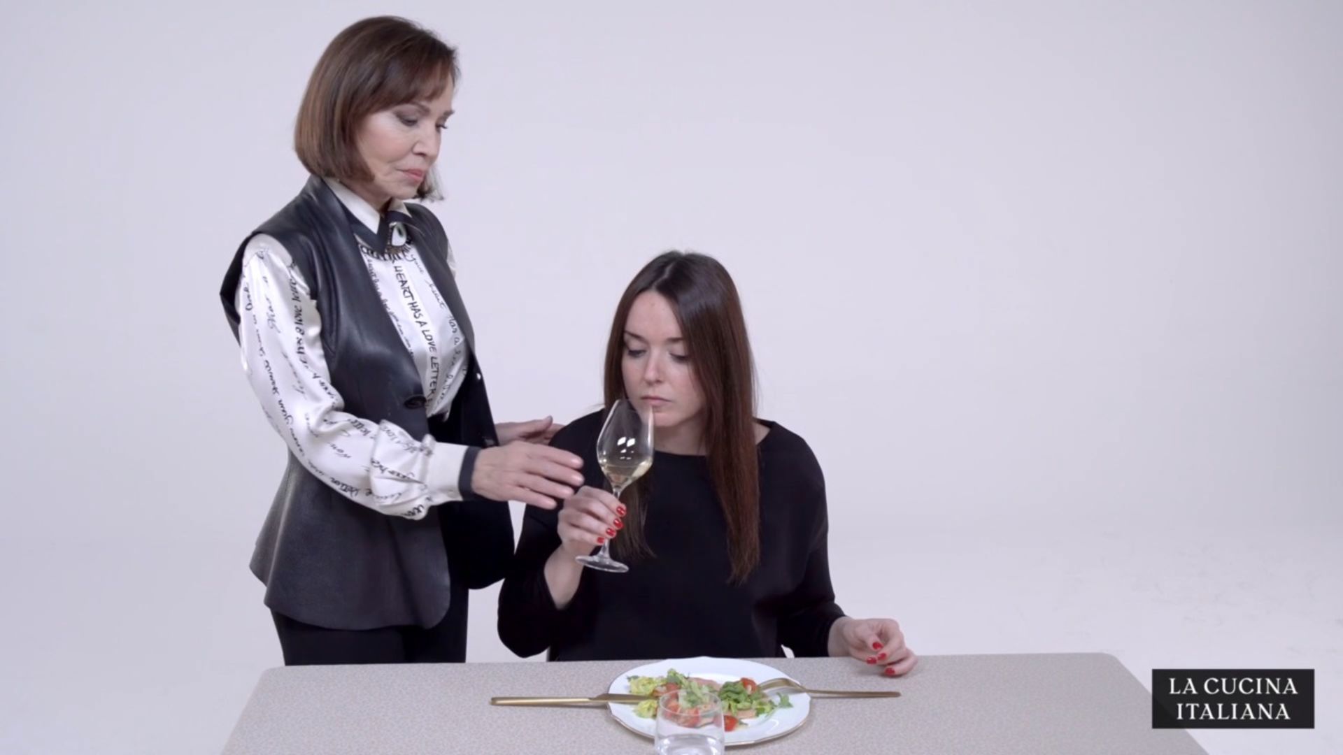 Watch Come si usano le posate secondo il bon ton? Ecco "Le Belle ...