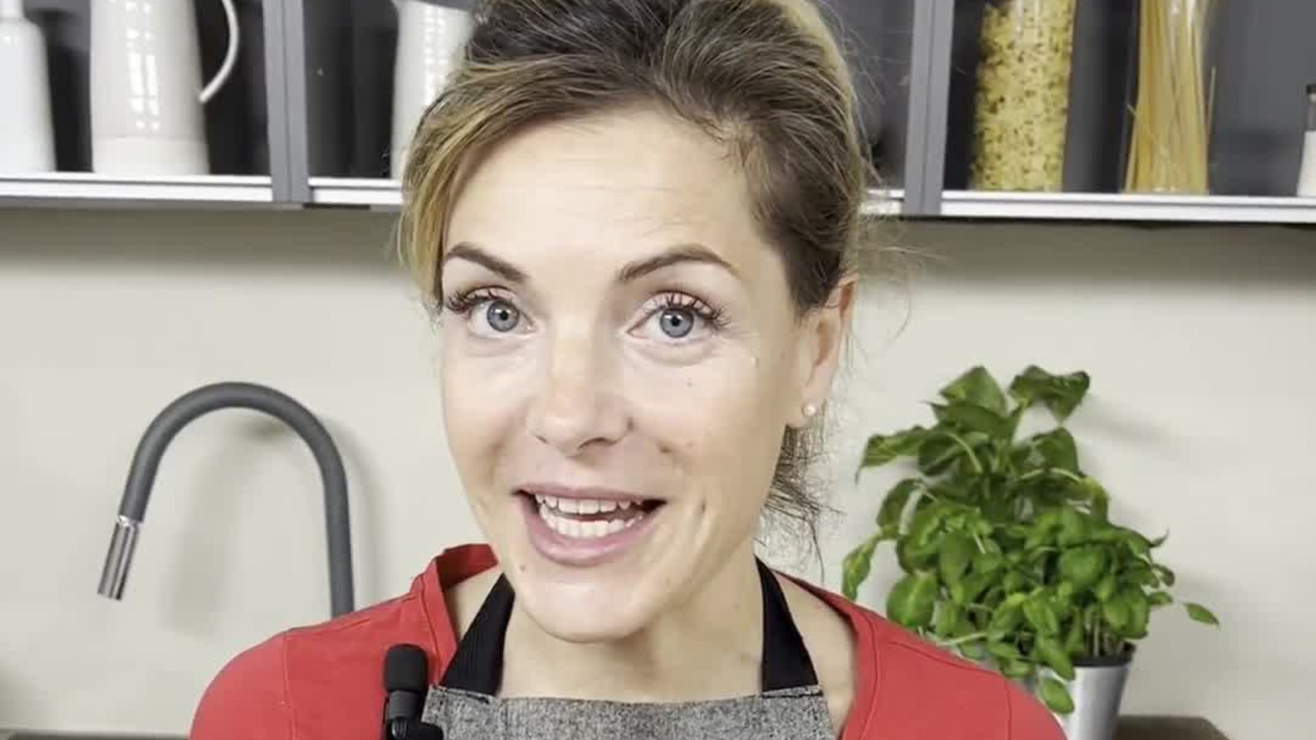 Watch Merenda facile con 3 ingredienti: pasta sfoglia, pesche e miele ...