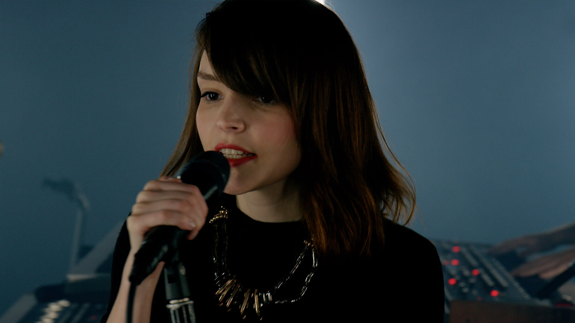 Watch Watch Chvrches Perform “Bury It” | Performances | Pitchfork