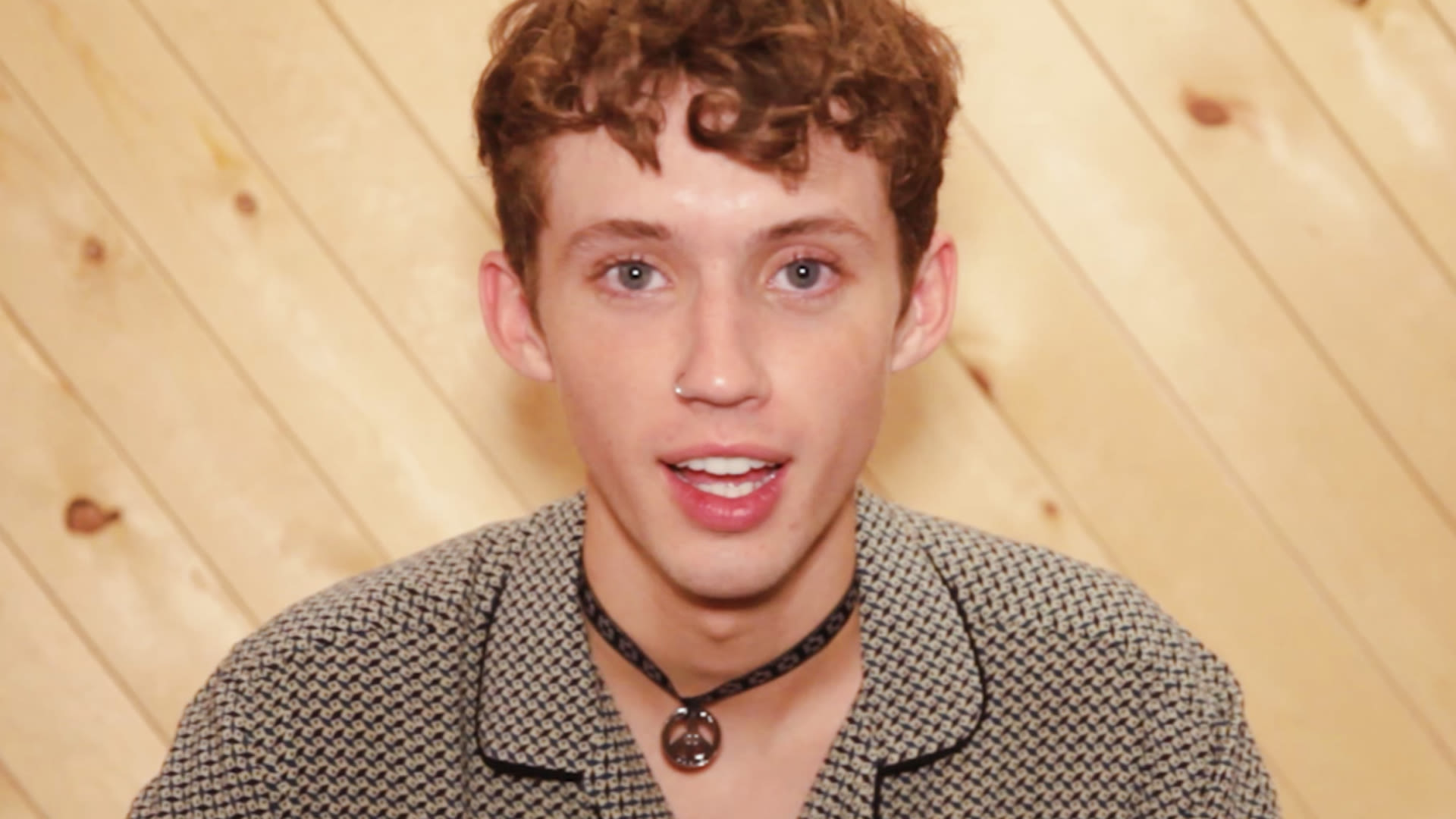 Watch Watch Troye Sivan Read Wisdom About Coming Out From Girls | Guys ...