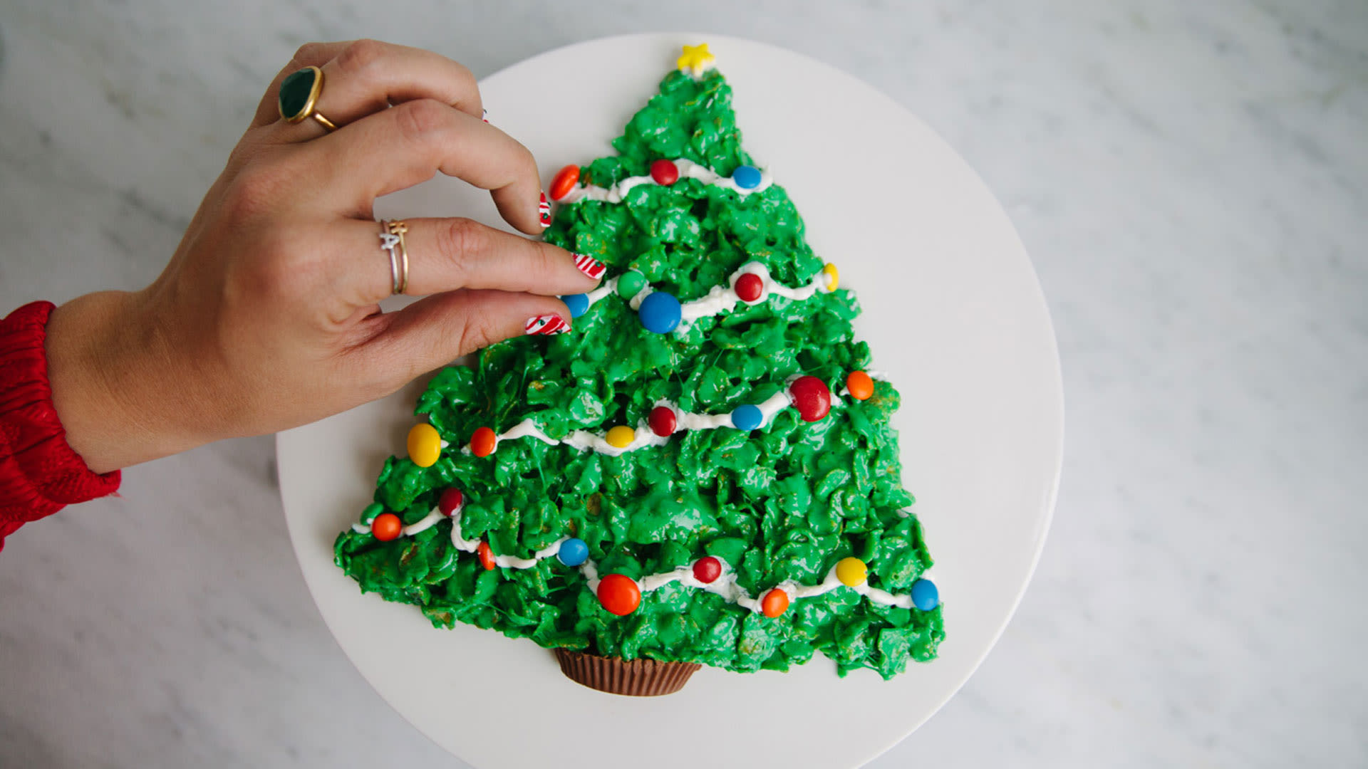 Watch DIY the Cutest Holiday Dessert With Marshmallows and Cereal ... Watch DIY the Cutest Holiday Dessert With Marshmallows and Cereal ...