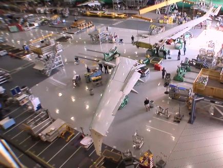 Watch Meet the Giant Robot That Builds Boeing’s Airplane Wings | WIRED ...