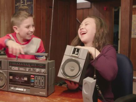 Watch Kids versus 80s tech: Game Boy, Vectrex and a stereo system | Ars ...