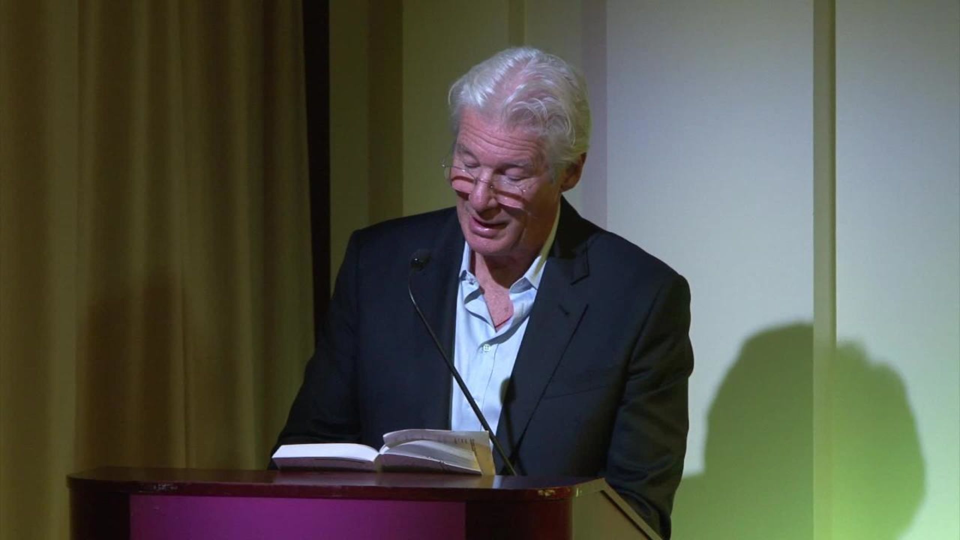 Watch Richard Gere legge Calvino | Vanity Fair Italia