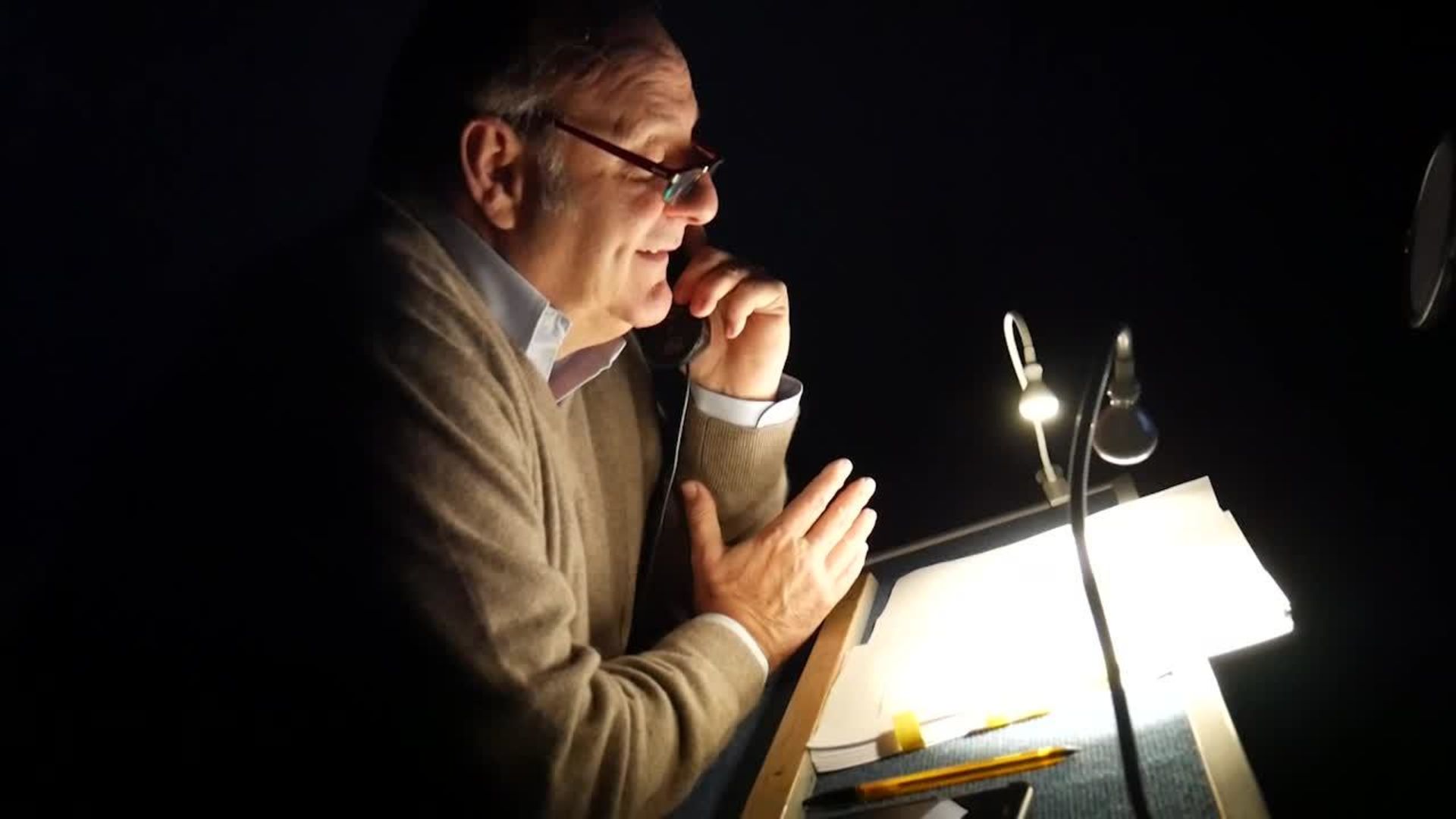 Watch Gerry Scotti al doppiaggio di "Qua la zampa!" | Vanity Fair Italia