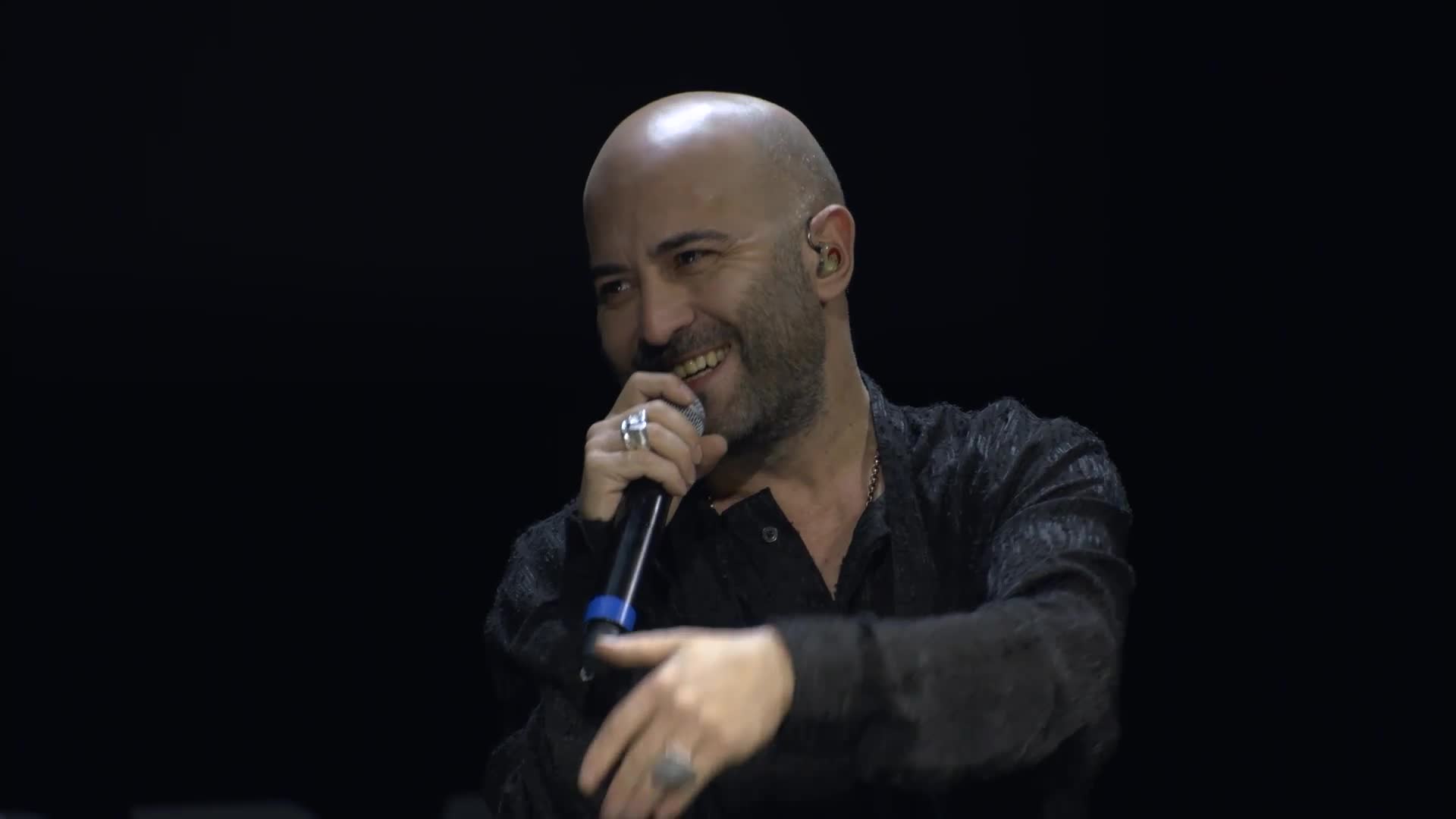 Watch Giuliano Sangiorgi dei Negramaro sul palco del Vanity Fair ...