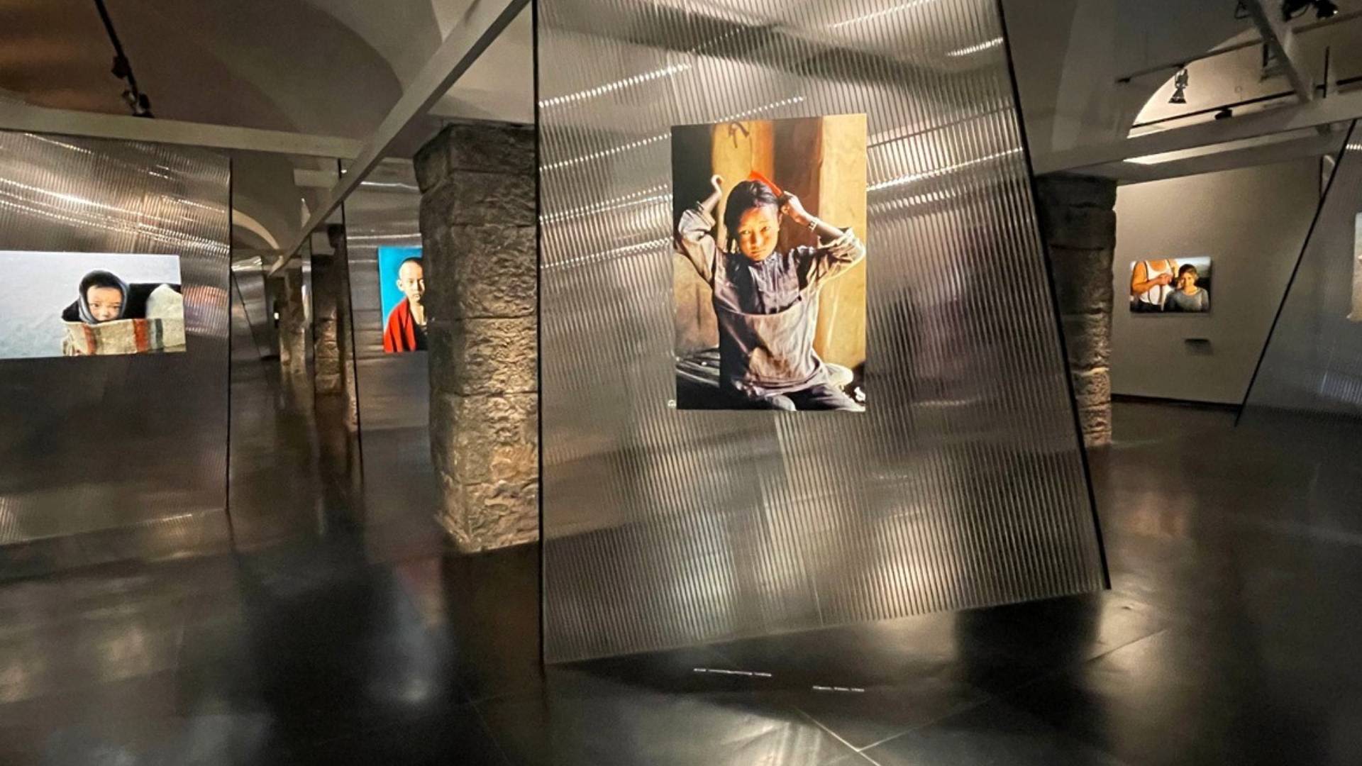 Watch La nuova campagna delle profumerie Naima | Vanity Fair Italia