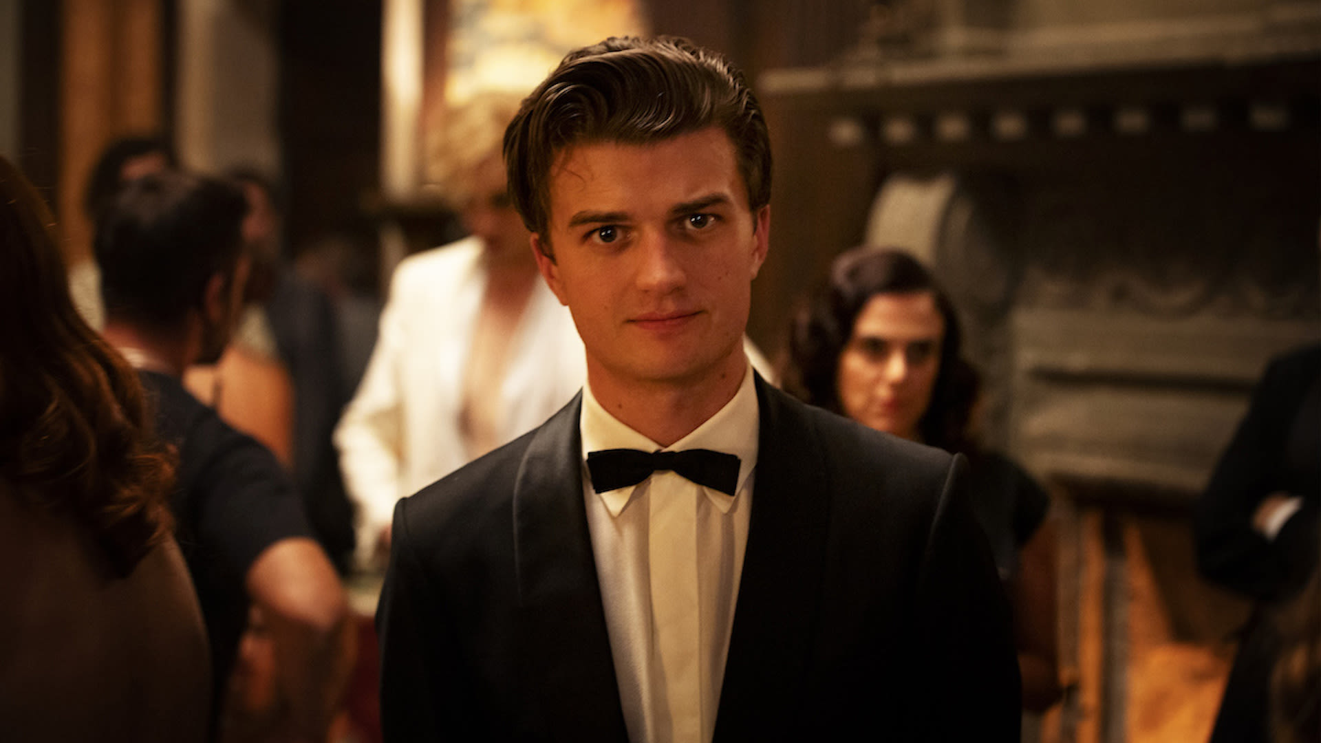 Watch La clip esclusiva di Finalmente l'alba con Lily James e Joe Keery ...
