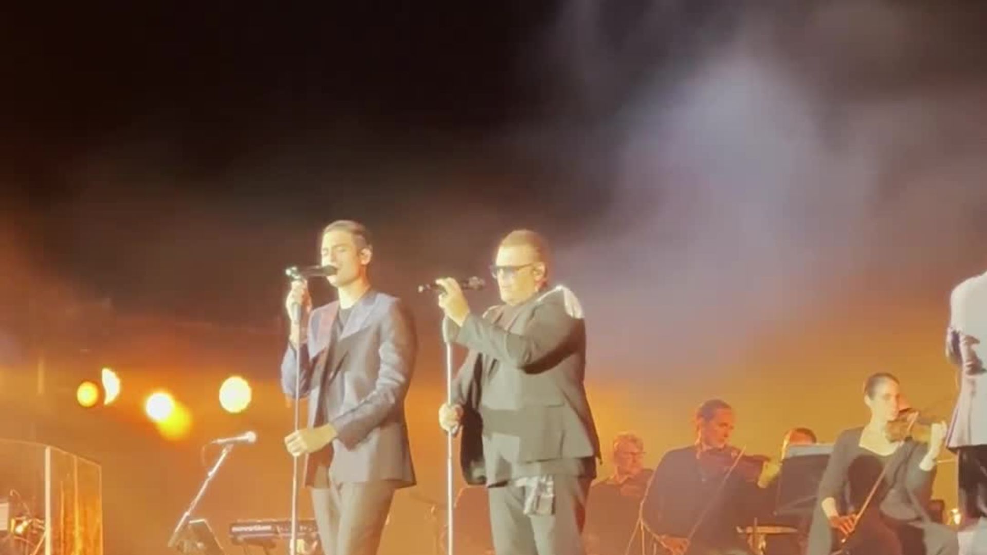 Watch Gianluca Grignani e Matteo Bocelli insieme per la cover de La mia ...
