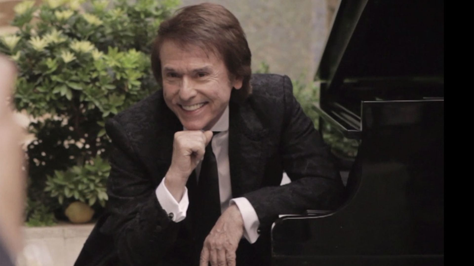 Watch Raphael: "Tras caer enfermo me pregunté si merecía la pena seguir ...