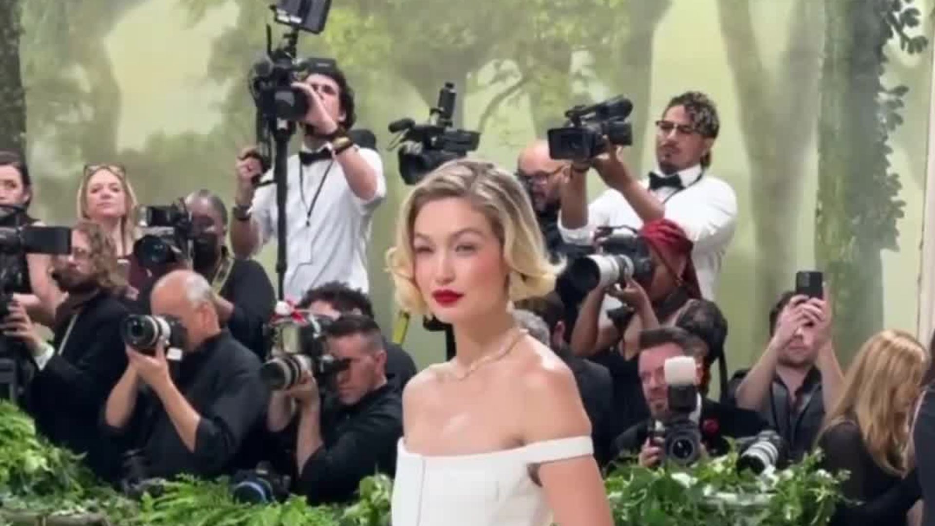 Watch Gigi Hadid, Dua Lipa, Sydney Sweeney y Tyla nos enseñan sus looks ...