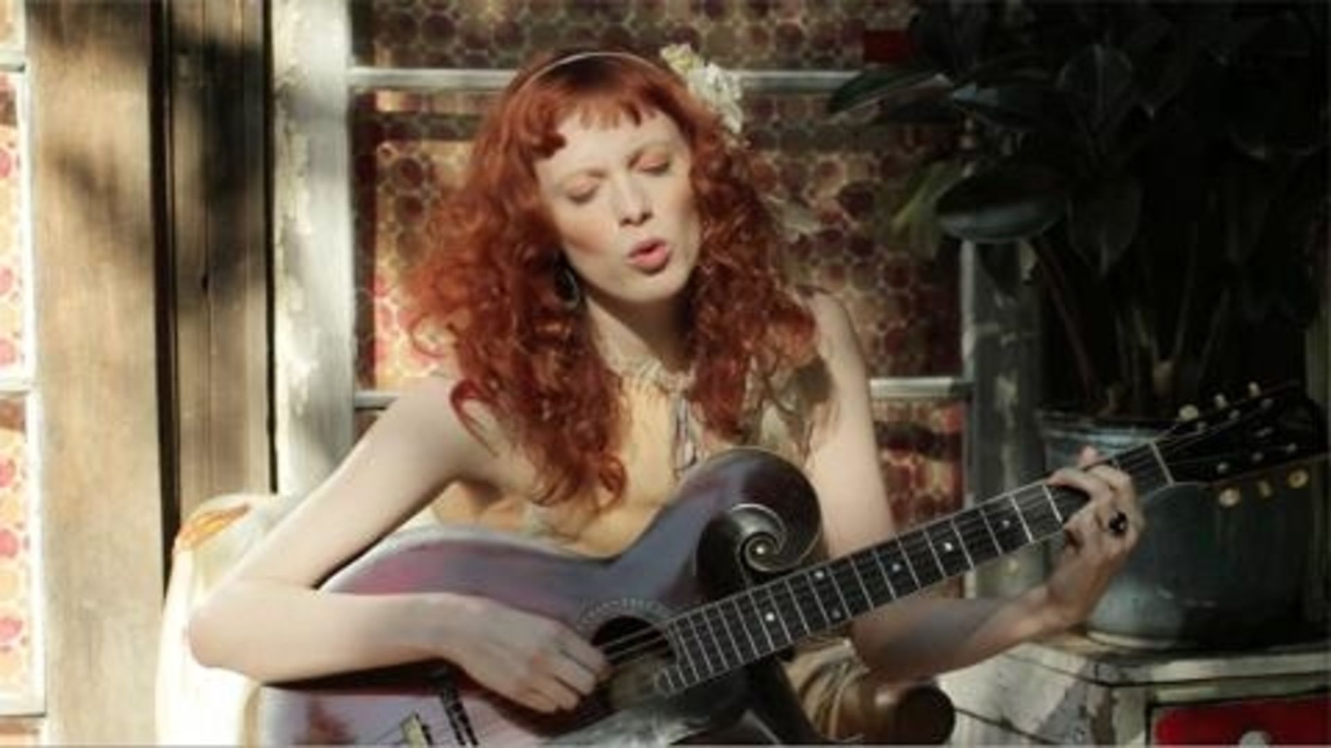 Watch Karen Elson Sings "Cruel Summer" | Fashion Insiders | Vogue