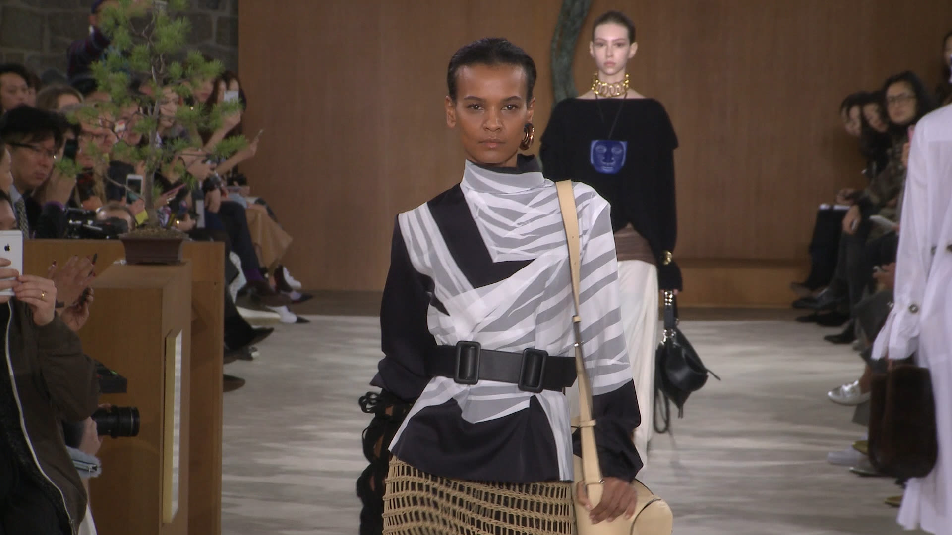 Watch Loewe Fall 2016 Ready-to-Wear | Vogue Fashion Week | Vogue