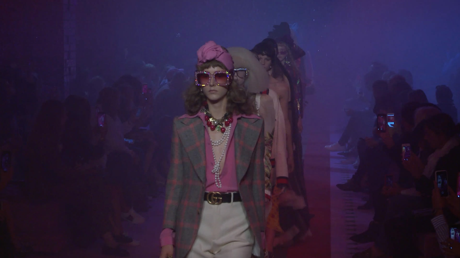 Watch Gucci | Spring 2017 Ready-to-Wear | Vogue Fashion Week | Vogue