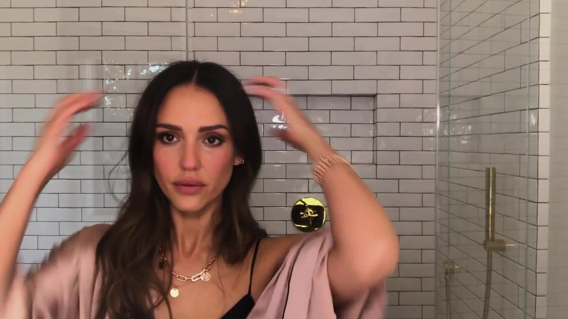 Watch Jessica Alba’s Guide to a Daytime Smoky Eye | Beauty Secrets | Vogue