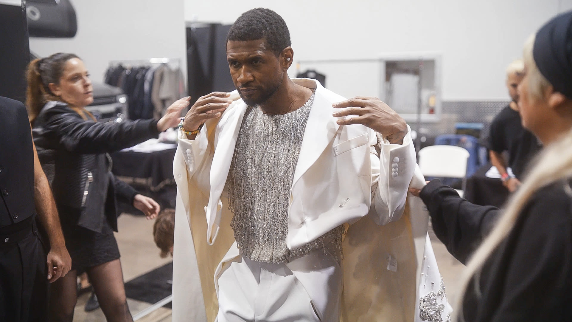 Watch Inside Usher's Final Fitting for the Super Bowl 2024 Halftime ...