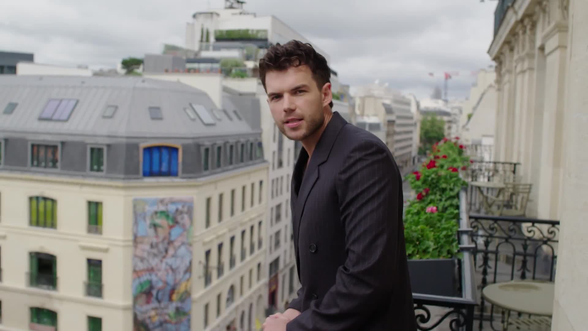 Watch Luke Newton Channels His Inner ’90s Heartthrob for the Loewe Show ...